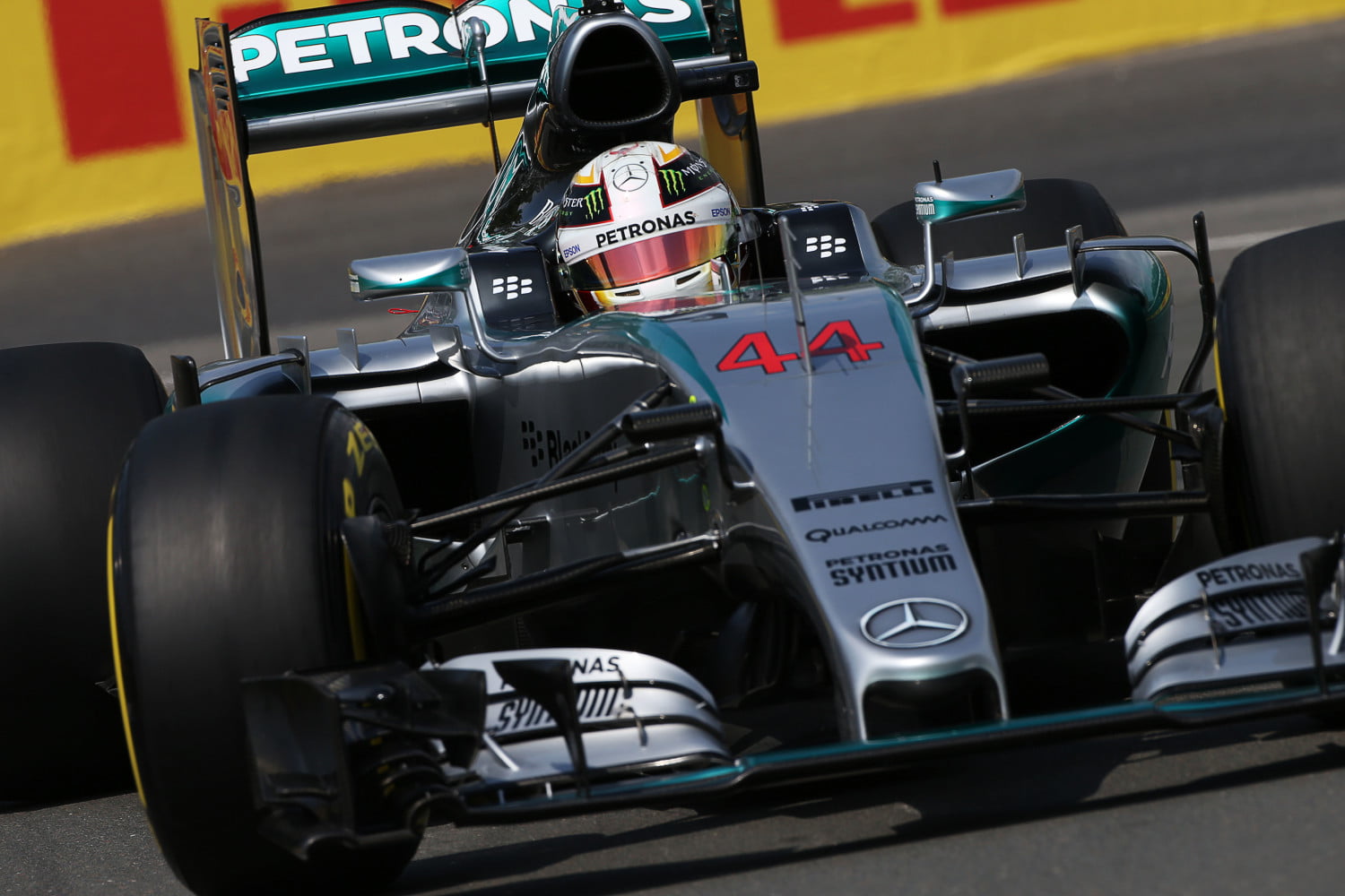 VT2: Hamilton eindigt bovenaan en in bandenstapel - Formule1.nl