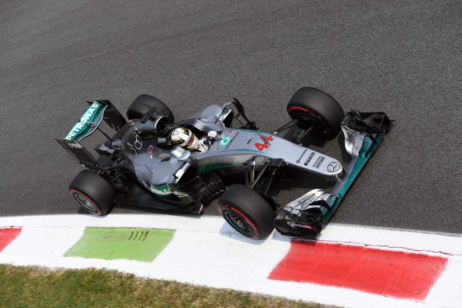 VT2: Hamilton rijdt snelste tijd - Formule1.nl