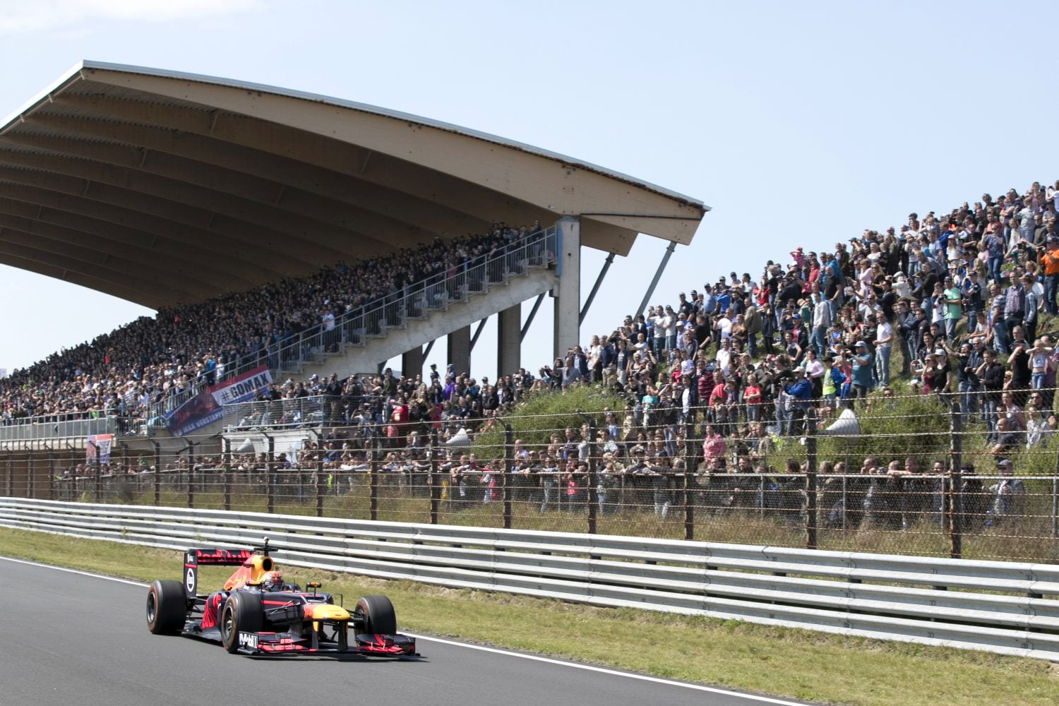 Verstappen geeft geweldige show op Zandvoort - Formule1.nl