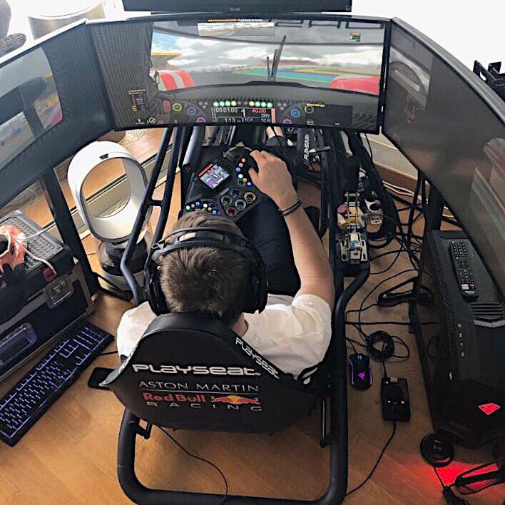 Zo komt Verstappen de tijd door: binnen blijven, trainen en veel simmen
