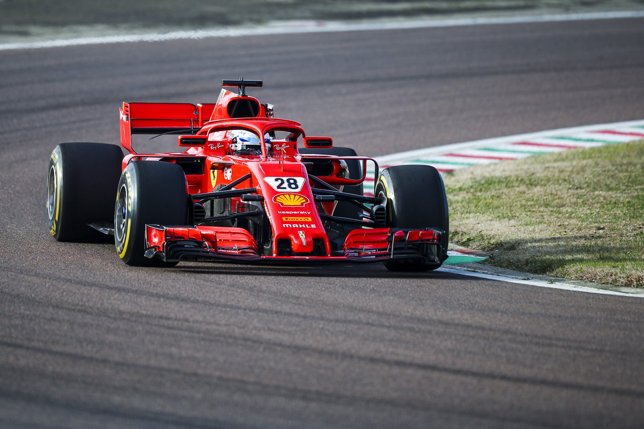 Giuliano Alesi rijdt eerste F1-meters tijdens Ferrari-test en verlaat ...