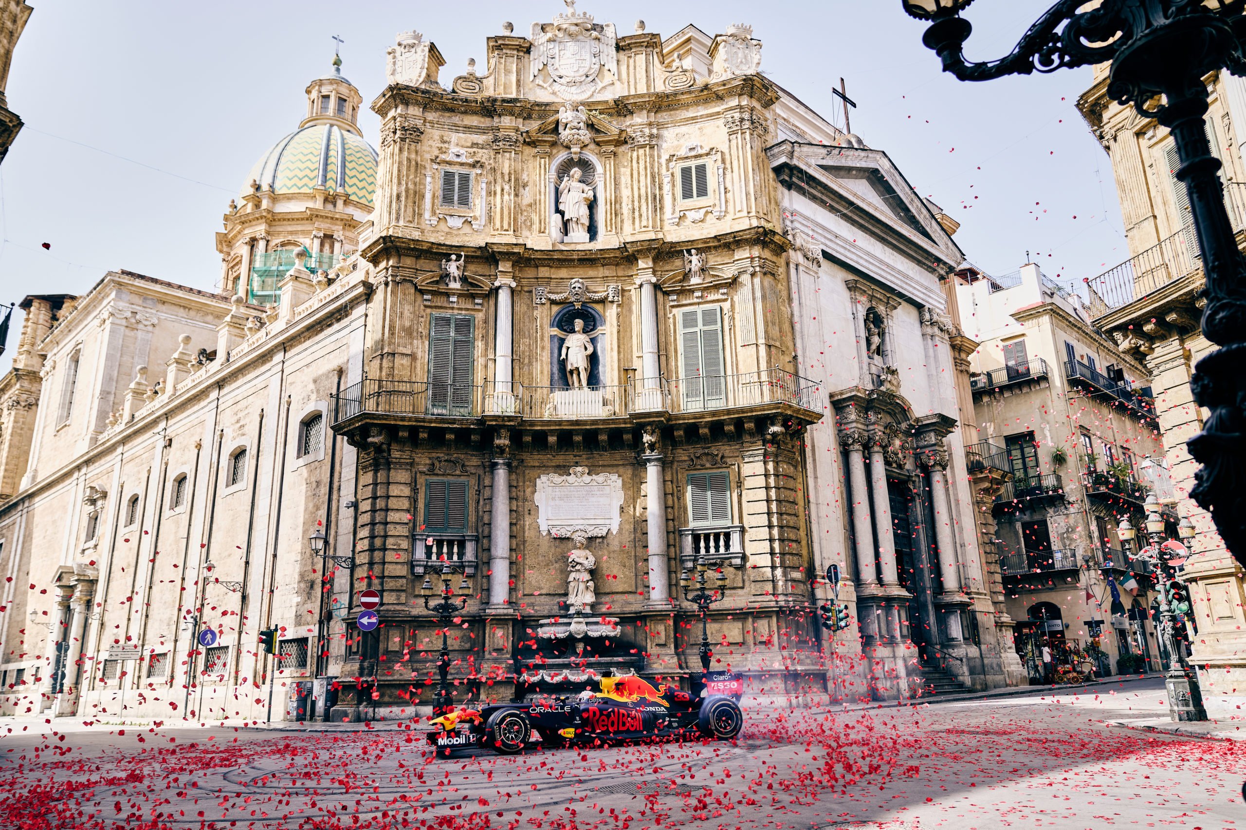 Video: Verstappen scheurt door Italiaanse stad Palermo