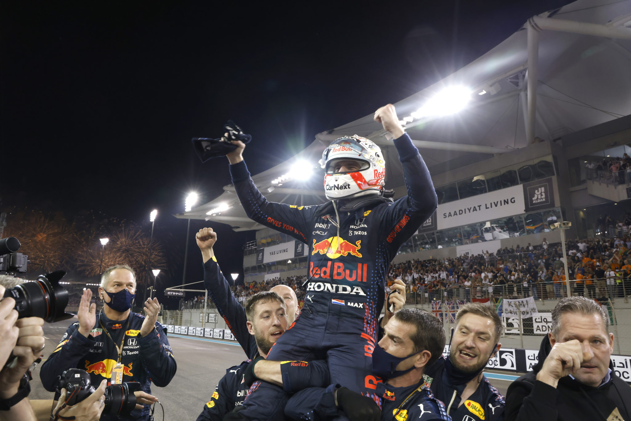 In beeld: Red Bull en Verstappen vieren kampioensfeest in Abu Dhabi