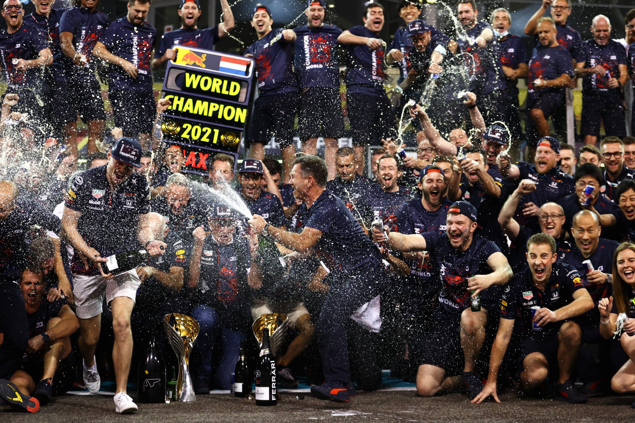 In beeld: Red Bull en Verstappen vieren kampioensfeest in Abu Dhabi