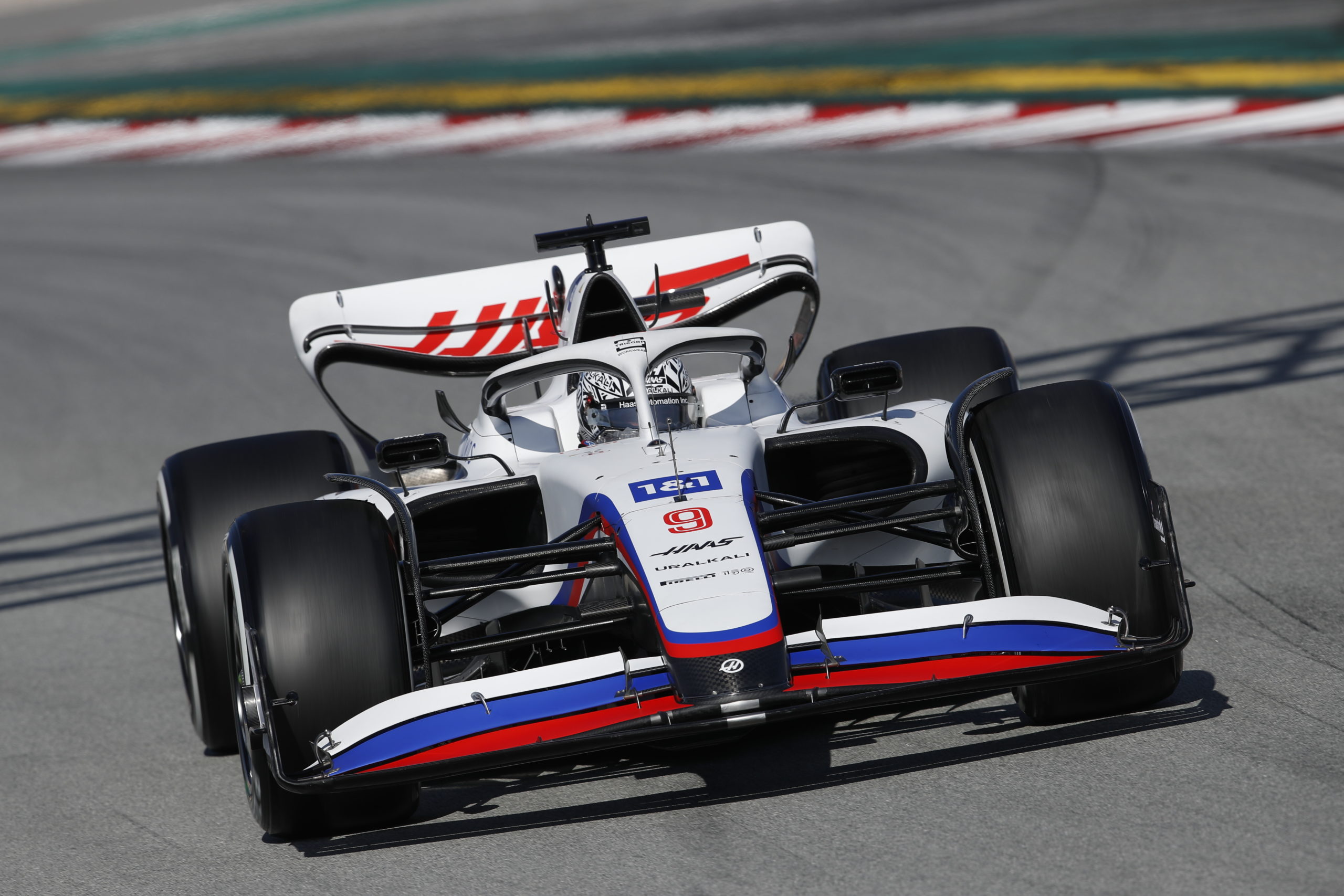 Haas haalt Russische vlag en Uralkali-sponsoring van auto af