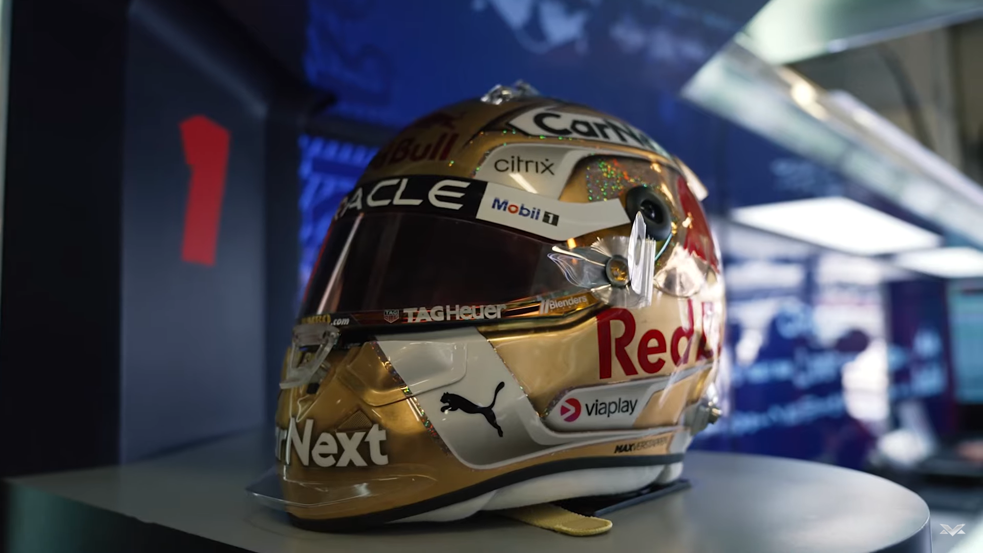 Verstappen viert kampioenschap met speciale helm voor laatste drie ...