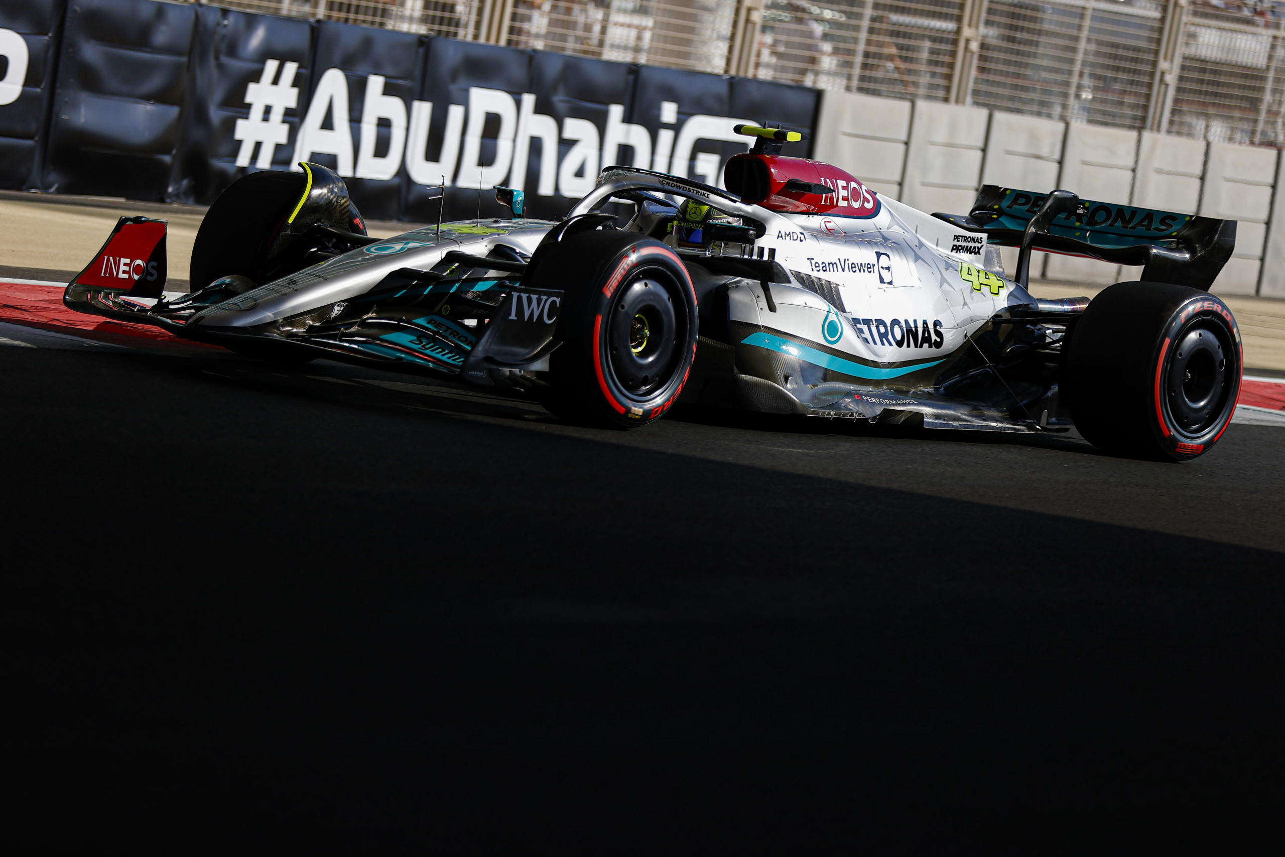 Hamilton ontsnapt aan straf na rode vlag in VT3 Abu Dhabi