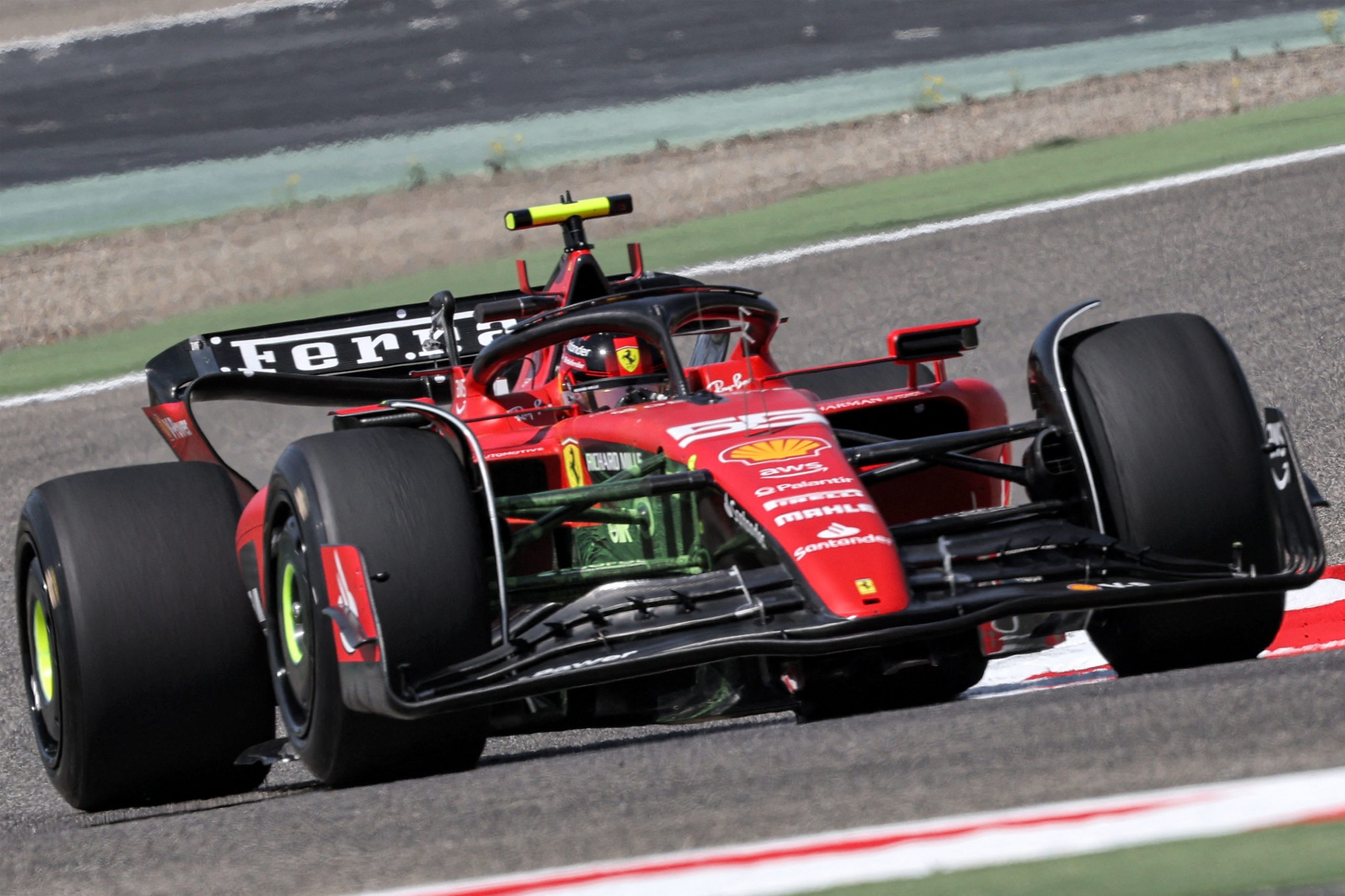 Video: Neus Ferrari deukt flink in op hoge snelheid - Formule1.nl