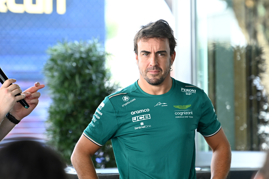 Alonso boos op regie om stemmingmakerij met negatieve radioberichten ...