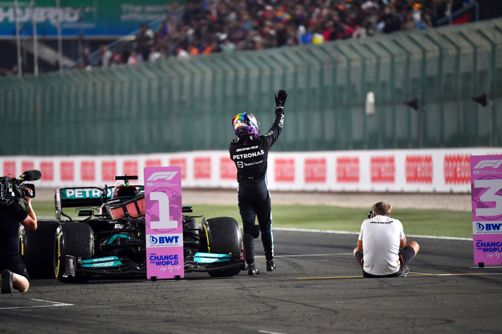 VIDEO: samenvatting GP Qatar 2021 met succes voor Lewis Hamilton ...