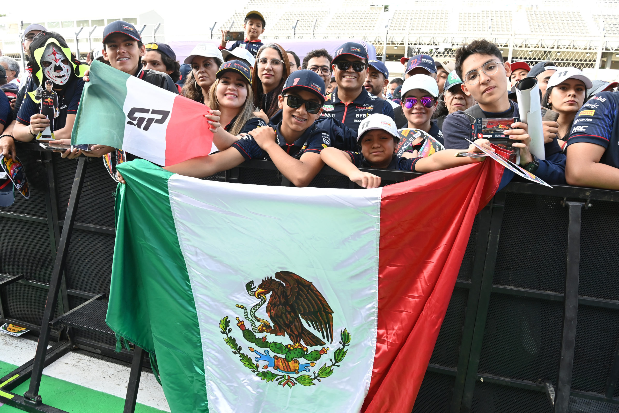 Mexico in beeld: Checo's mega helm en Alfa's pinãta-pret