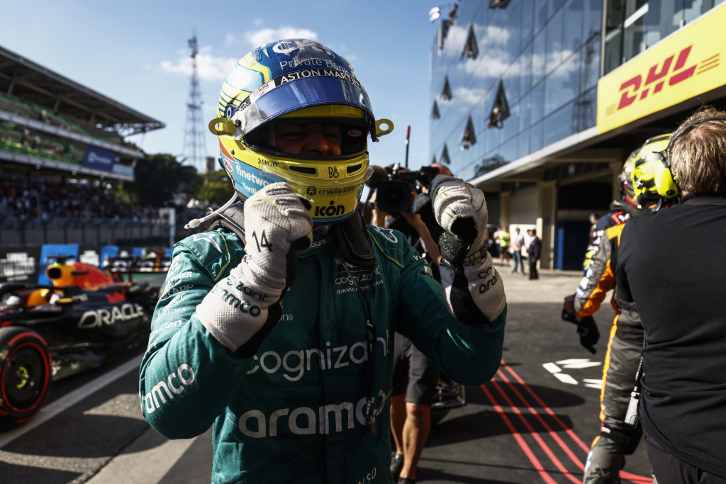 Alonso wint fenomenaal duel met Pérez: 'Ik dacht echt dat het voorbij ...