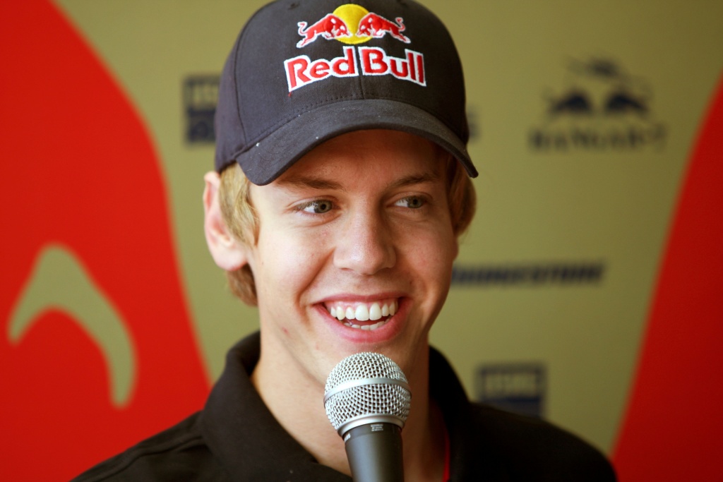 Sebastian Vettels debuut bij Toro Rosso: lange lokken en babyface ...