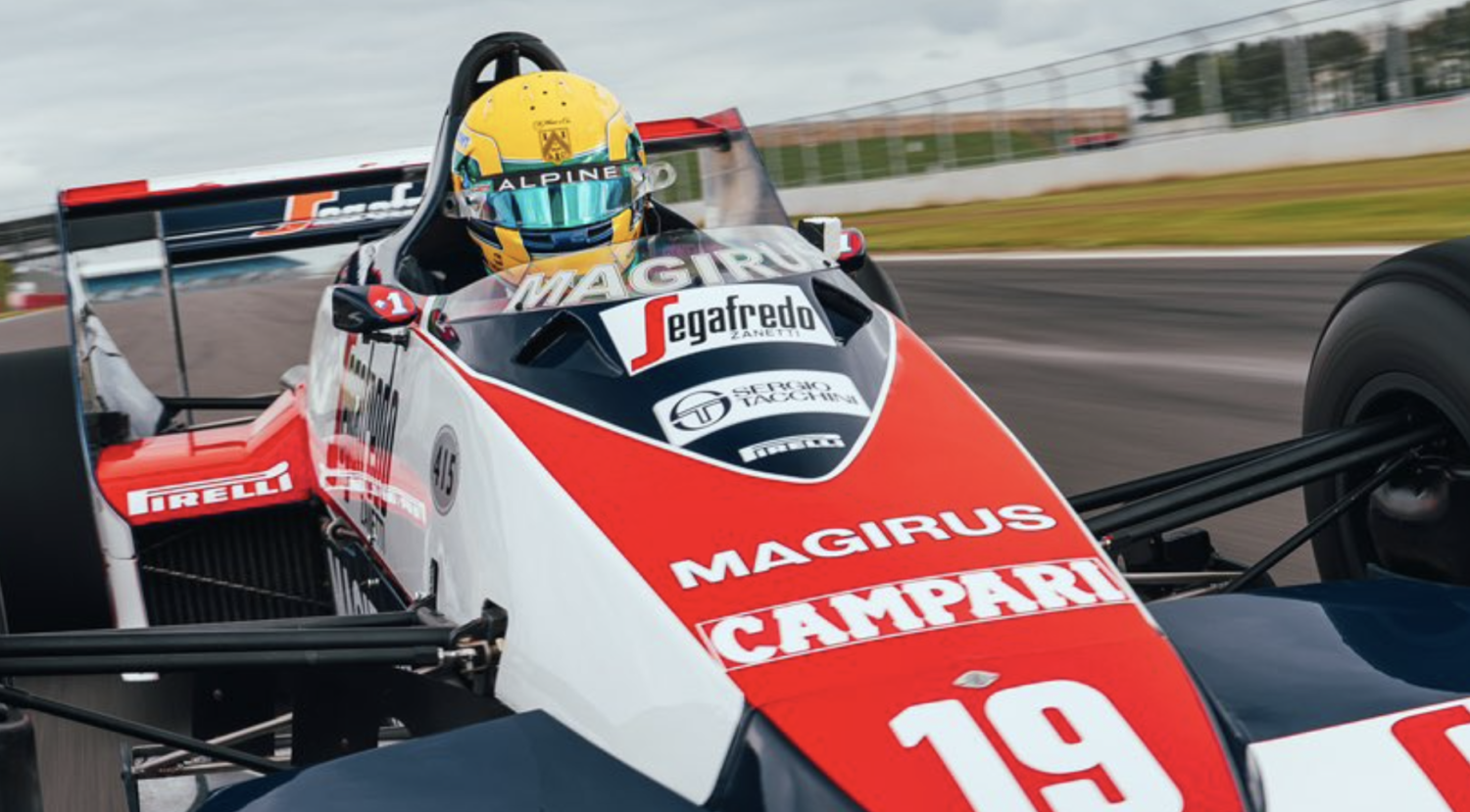 Pierre Gasly stapt in Senna's allereerste F1-auto - Formule1.nl