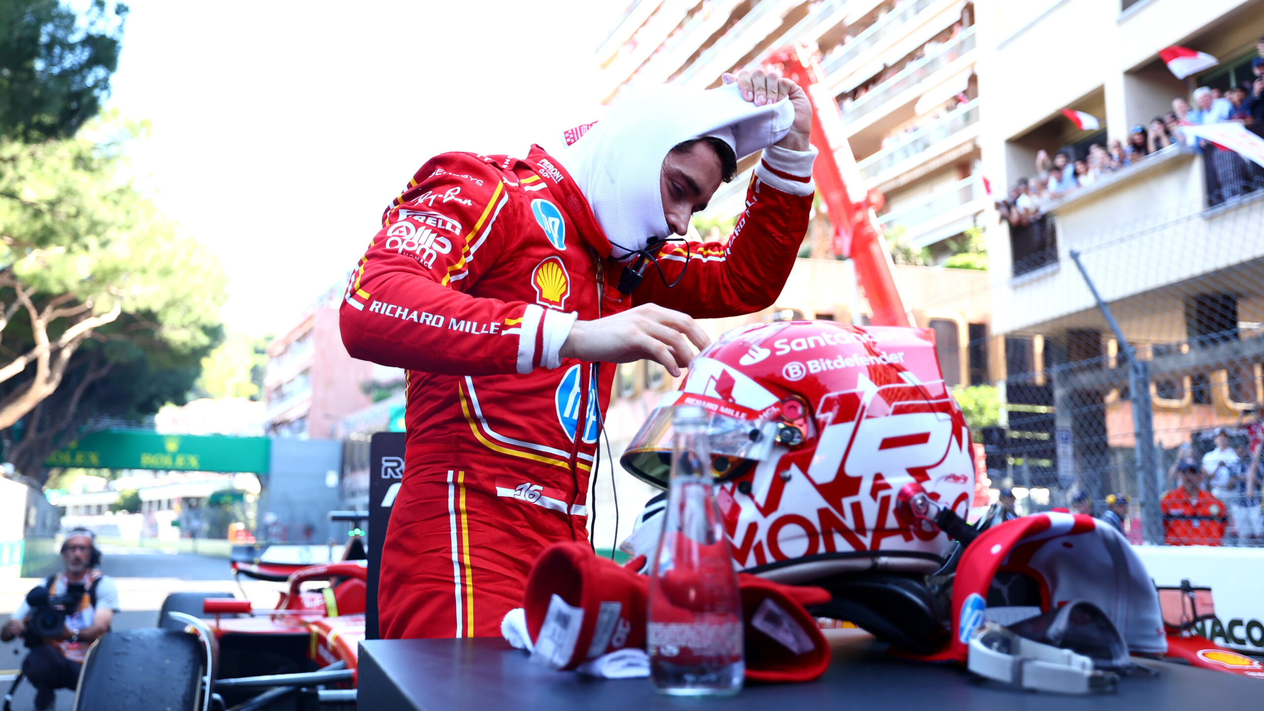 Charles Leclerc eert Jules Bianchi met bijzonder cadeau