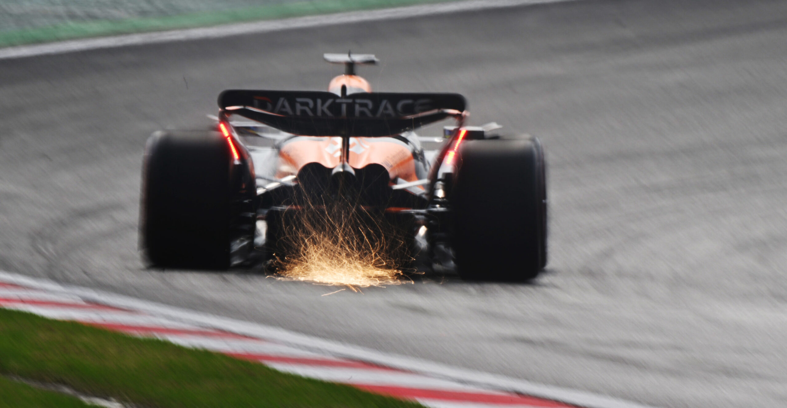 Formule 1-fans wijzen massaal naar 'illegale' achtervleugel van McLaren - Formule1.nl