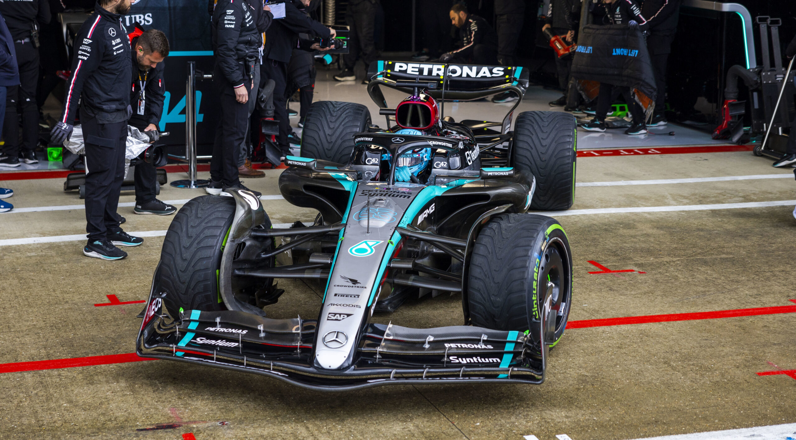 Drama voor Mercedes: Russell start vanuit pitstraat na crash