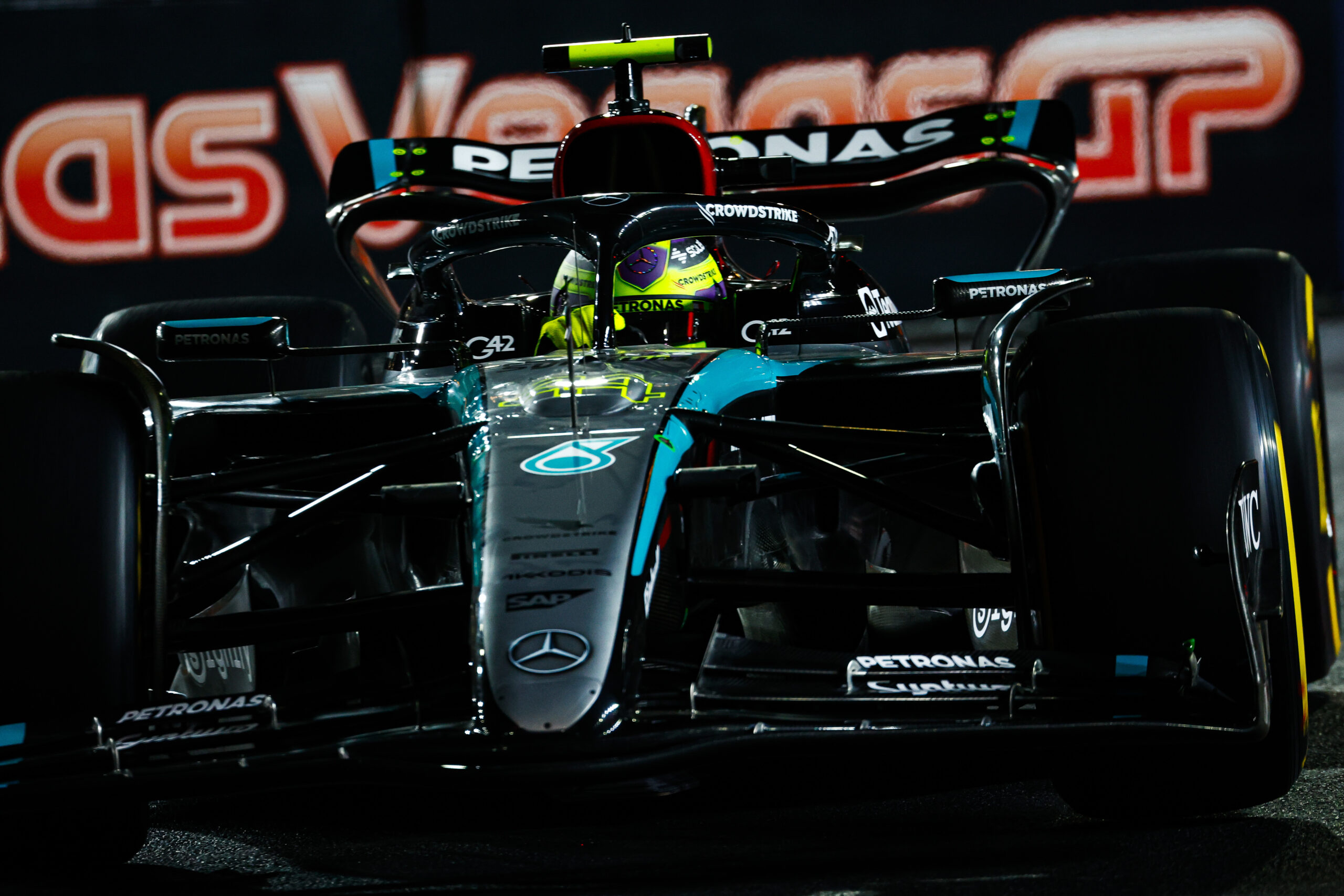 VT2 GP Las Vegas: Hamilton heerst, Verstappen worstelt - Formule1.nl