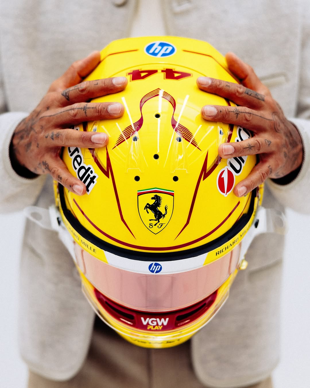 Hamilton onthult nieuwe helm: Terug naar geel voor zijn Ferrari-debuut ...