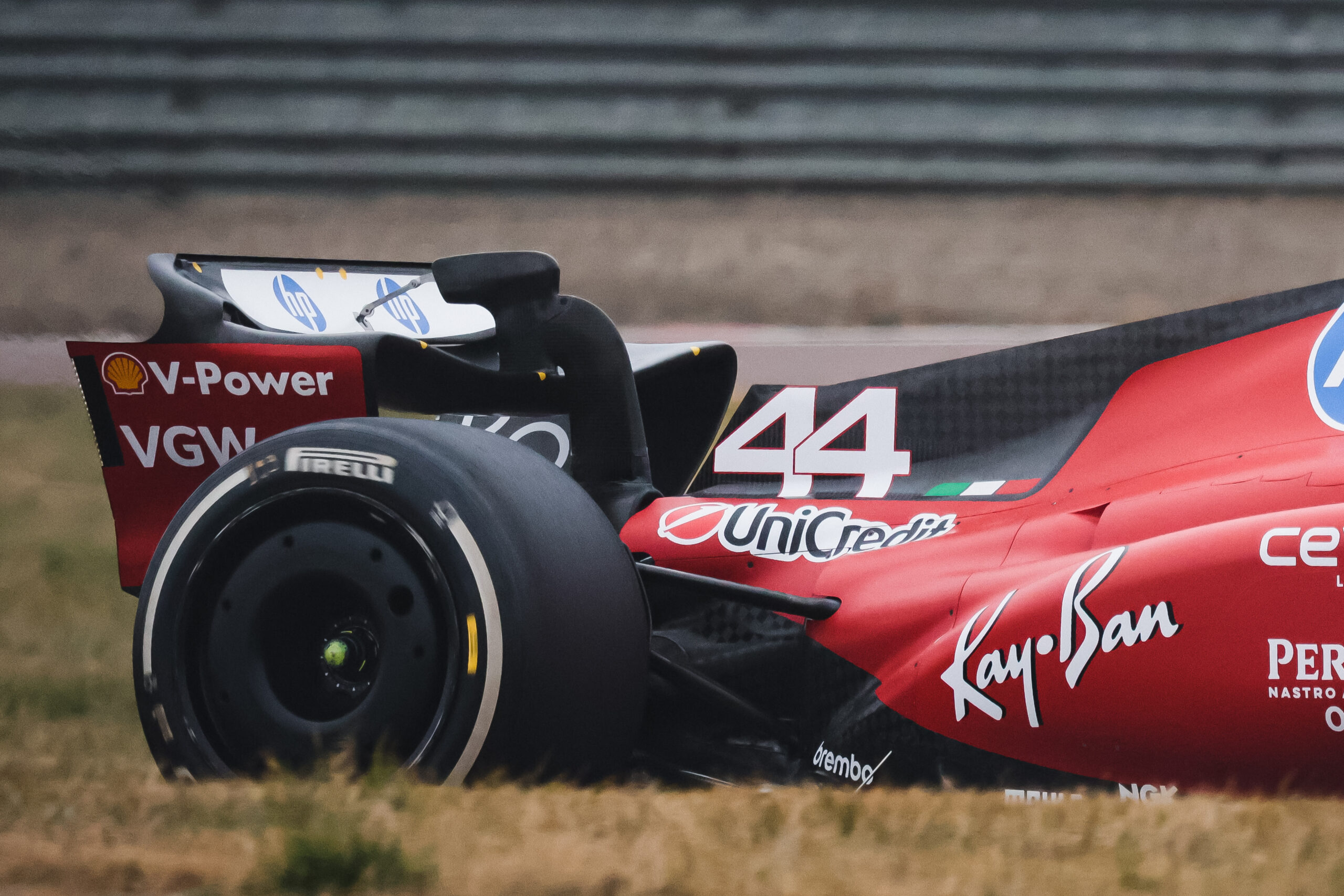 Ferrari-test verstoord door crash Hamilton: Hamilton en Leclerc hebben ...