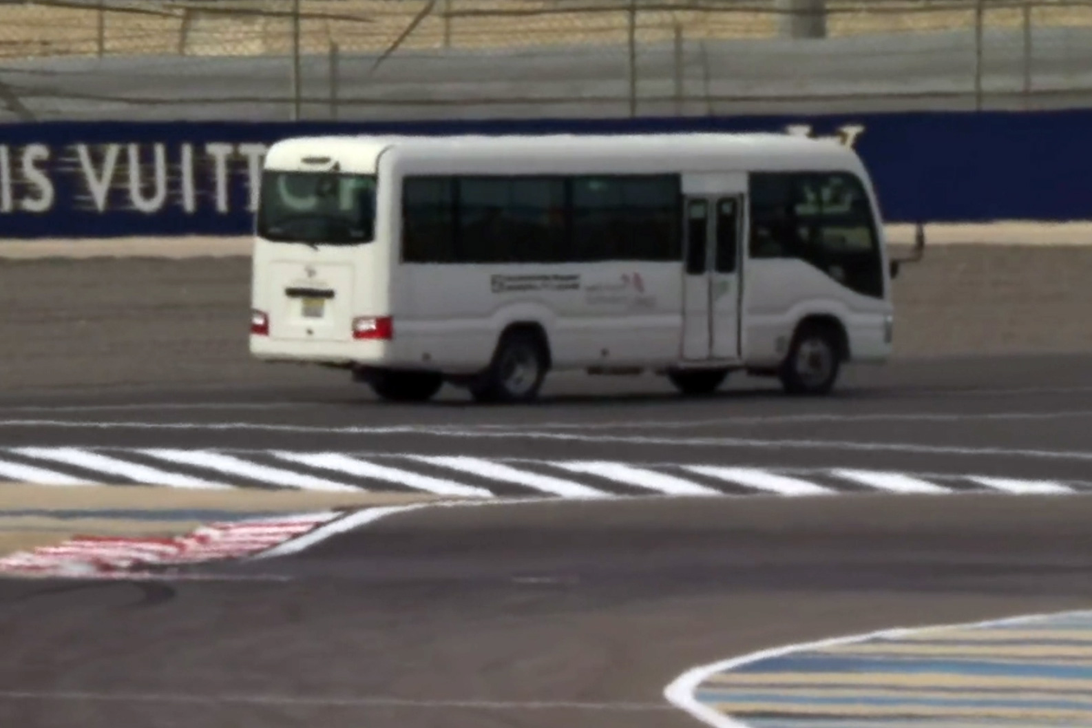 Bus op de baan? FIA onderzoekt incidenten tijdens test in Bahrein