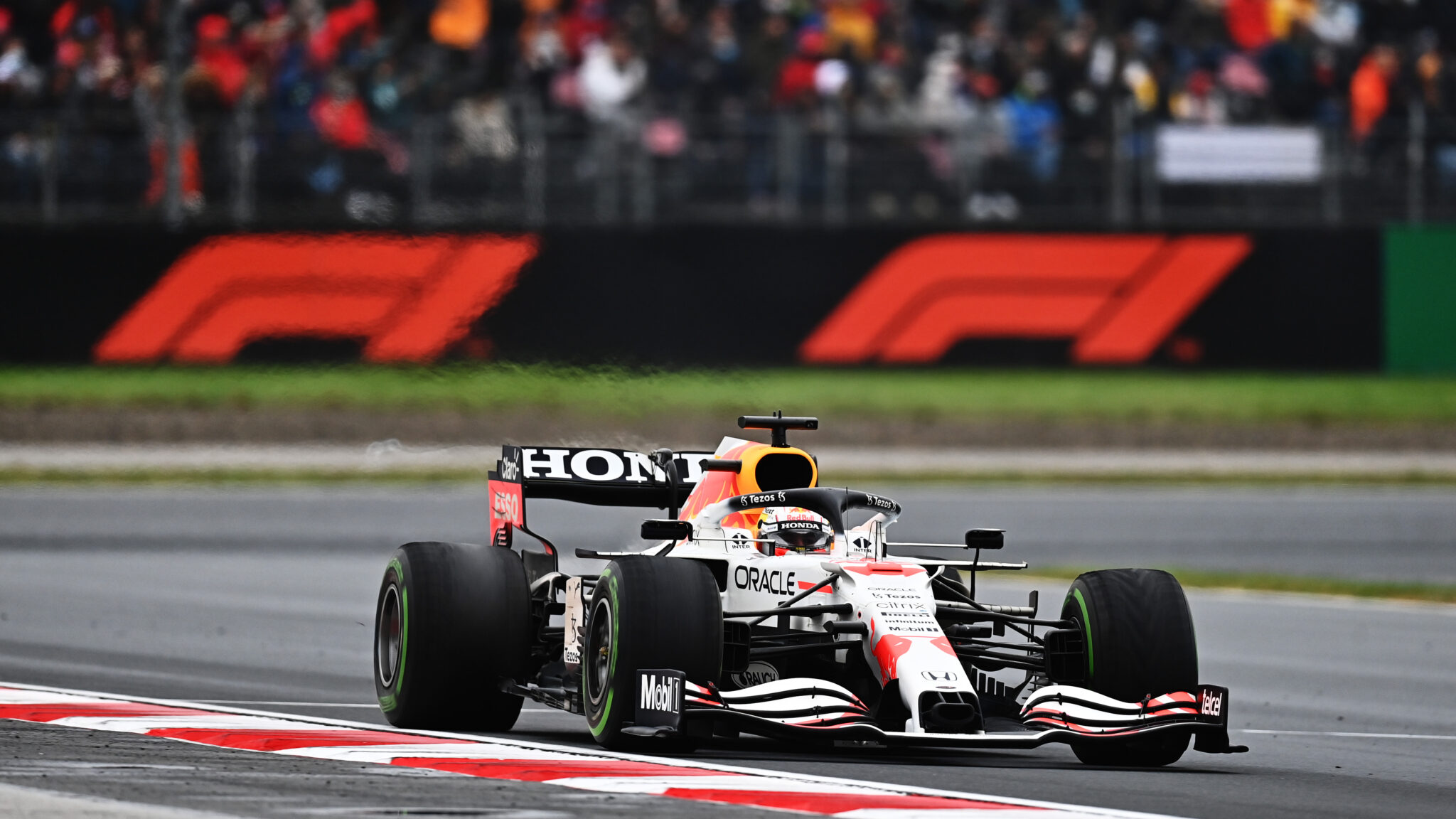 Red Bull rijdt in Japan met witte livery als eerbetoon aan Honda