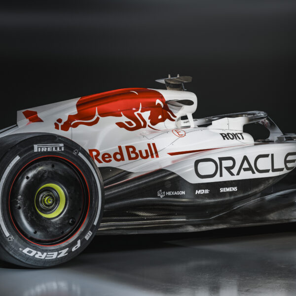Witte Red Bull! RB21 krijgt iconische make-over voor GP Japan - Formule1.nl