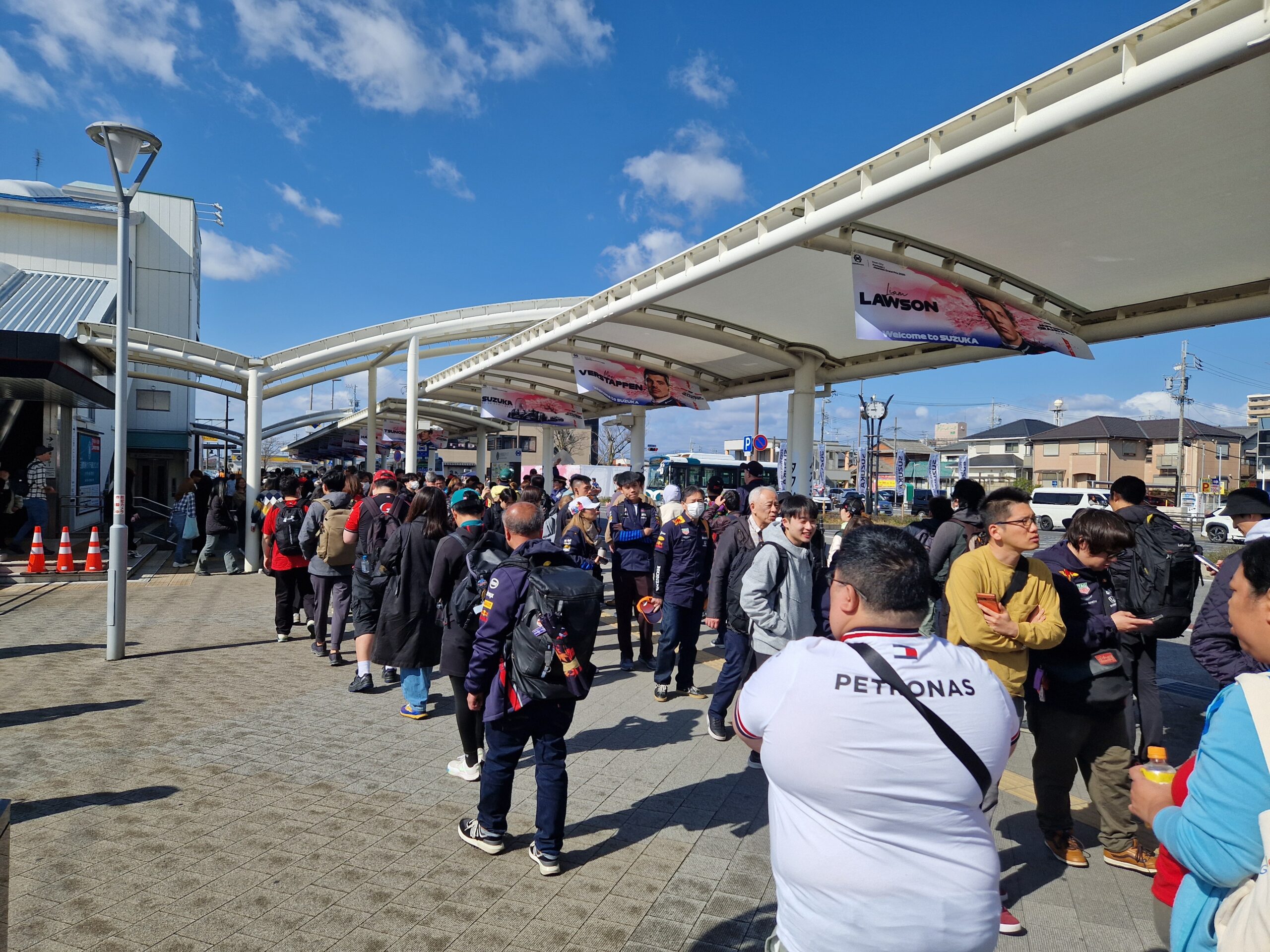 Onze man in Suzuka: Om half 9 wacht er al een lang lint van fans ...